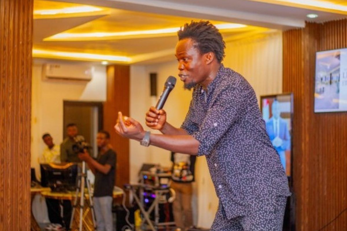 Culture : l’humoriste togolais Manou le Prophète meurt dans un accident ...